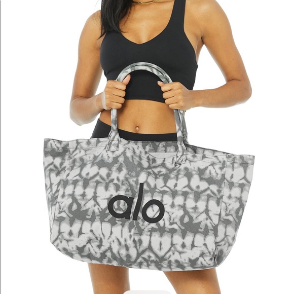 ALO Yoga | Bags | Alo Yoga Holiday 22 Limited Edition Shopper Tote Bag ...